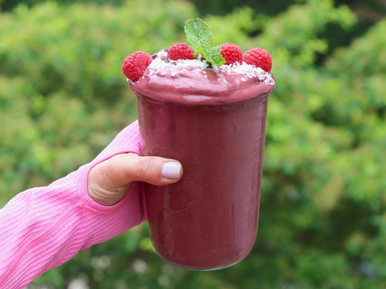 Red Velvet Smoothie │ kaleandchocolate.com